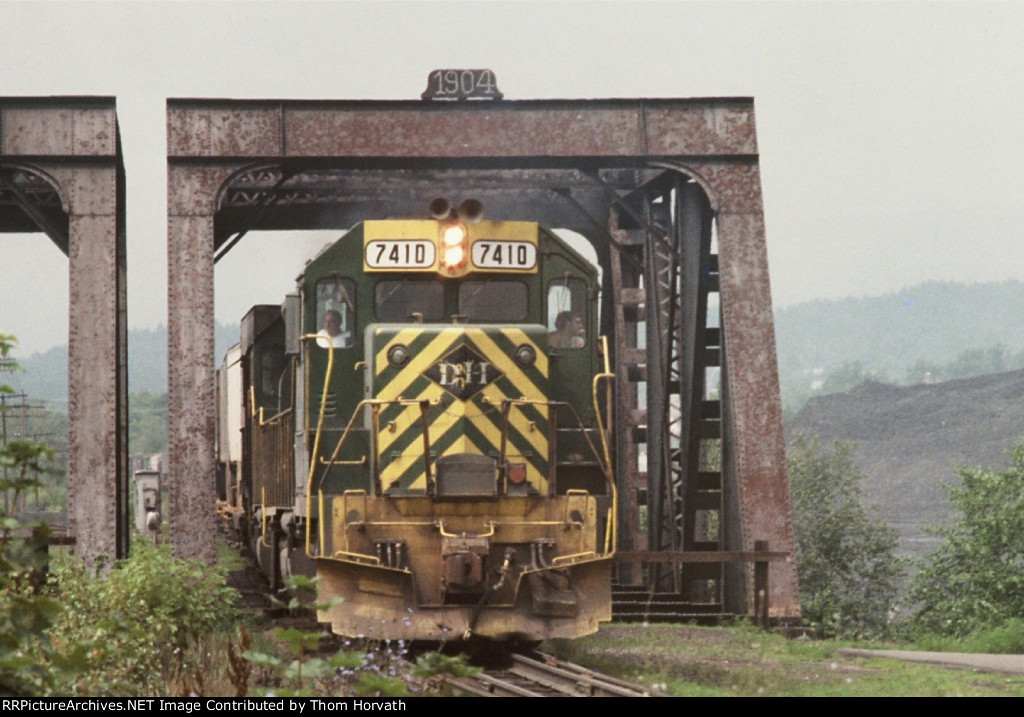 DH 7410, ex-RDG 3410, crosses the Lackawanna River heading north